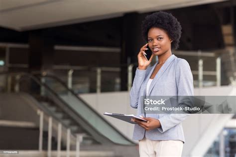 사무실 건물 근처 휴대 전화에 말하는 아프리카 계 미국인 사업가 거래자에 대한 스톡 사진 및 기타 이미지 거래자 야외
