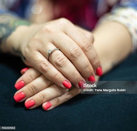 매니큐어좋은 잘 손질 된 여자 손톱의 아름다움 사진 매니큐어 산호 색상 가꿔주기에 대한 스톡 사진 및 기타 이미지 가꿔주기 디자인 매니큐어 미용술 Istock