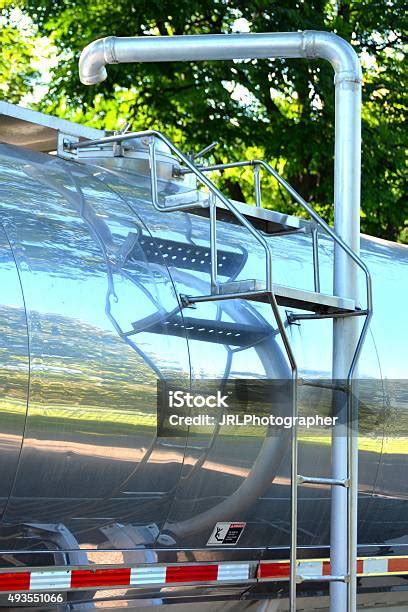 Truk Air Foto Stok Unduh Gambar Sekarang Truk 2015 Air Minum Istock