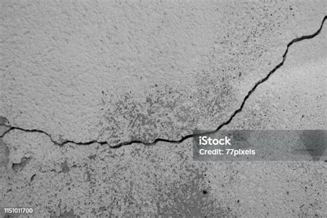 회색 돌 벽 사진의 중심을 통해 깊은 균열 콘크리트 벽 낡은 벽을 문질러 구조와 다공성 표면 배경 질감 요소 예술에 대 한 Krative 모티브 건설 현장에 대한 스톡 사진