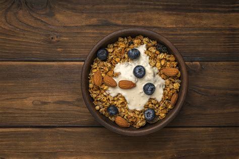 소박한 테이블에 깊은 점토 그릇에 요구르트와 뮤즐리 플랫 레이 건강한 식생활에 대한 스톡 사진 및 기타 이미지 건강한 식생활 곡초류 과일 Istock