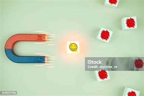 고객 만족을 위해 행복한 얼굴을 끌어들이는 자석 고객 관계 관리 또는 고객 충성도 개념 보존 전략 Crm 또는 고객 충성도