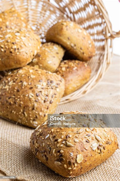 덩어리 빵 거친 빵과 부스러기가있는 호밀 빵집 천연 면 배경에 밀 곡물 귀 또는 스파이크 식물소박한 전통 빵의 신선한 덩어리 바이오 성분 매우 건강한 씨앗 건강한 식생활에