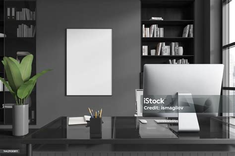 창문 근처에 업무용 책상과 캐비닛이 있는 회색 사무실 인테리어 모형 프레임 0명에 대한 스톡 사진 및 기타 이미지 0명 3차원 형태 가구 Istock