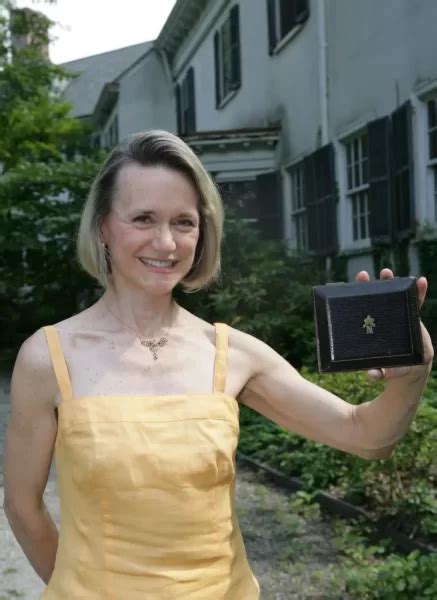 آلت تناسلی ناپلئون بناپارت با قیمت 30000 دلاری در دستان یک زن عکس