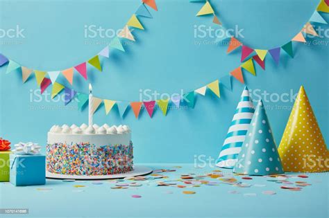 맛 있는 생일 케이크 선물 파티 모자와 멧 새와 파란색 배경에 색종이 생일에 대한 스톡 사진 및 기타 이미지 생일 케이크 축하 Istock