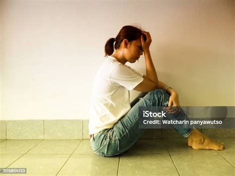 1 층에 앉아 스트레스 여자의 추상 미술 디자인 배경 화가 와 불행한 감정 우울 장애 증후군 건강에 해로운 색상 필터 효과 주변의 흐릿한 빛 기진맥진에 대한 스톡 사진 및