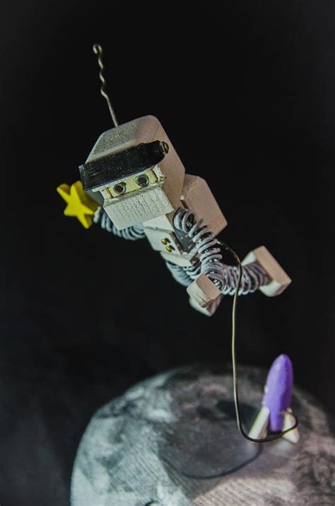 Декоративная деревянная фигурка космонавта статуэтка космонавт — цена 950 грн в каталоге