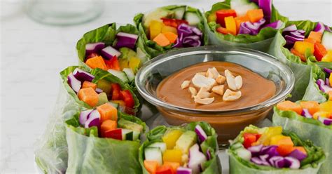 그 위에 디핑 소스를 얹은 음식 한 접시 사진 Unsplash의 채식주의자 이미지