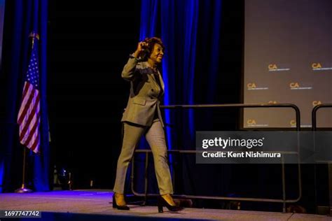4045 Maxine Waters Photos And High Res Pictures Getty Images