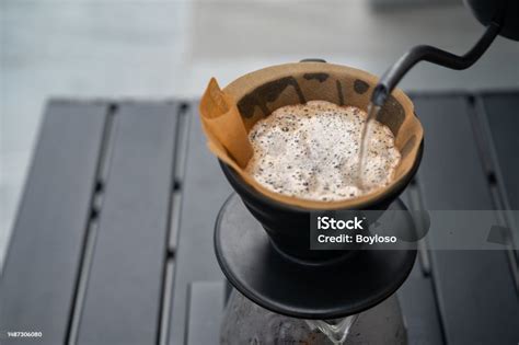 드립 커피를 만들기 위해 종이 필터로 분쇄 커피에 뜨거운 물을 붓는 사람의 크롭 샷 갈색에 대한 스톡 사진 및 기타 이미지