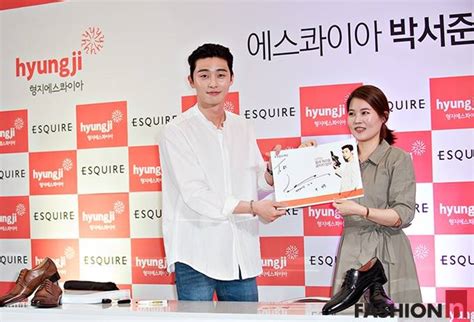 패션엔 [패션엔 포토] 박서준 달달한 키스 팬서비스 쑥스러워요