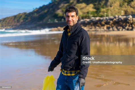 해변에서 쓰레기와 플라스틱을 모으는 자원 봉사자 초상화 생태 개념 바다 오염 가방에 대한 스톡 사진 및 기타 이미지 가방 깨끗한 남자 Istock