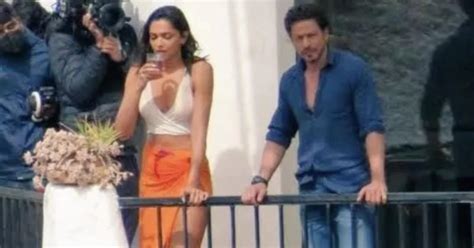 صورة شاروخان وديبيكا بادكون من كواليس Pathaan وهذه هدية عيد ميلاد