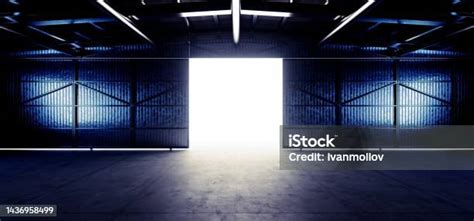 큰 빈 강철 콘크리트 격납고 창고 헛간 거대한 공간 밝은 일광 입구 현대 작업장 차고 창고 3d 렌더링 실내에 대한 스톡 사진