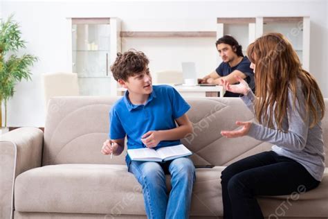 어린 소년과 가족과 함께하는 미성년자 흡연의 개념 어린 소년과 가족과 함께하는 미성년자 흡연의 개념 사진 배경 및 무료 다운로드를위한 그림 Pngtree