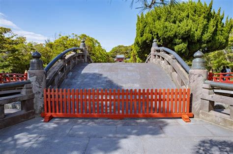 일본 가마쿠라 2019년 5월 16일 일본 가마쿠라에 있는 쓰루가오카 하치만구 신사와 정원 프리미엄 사진