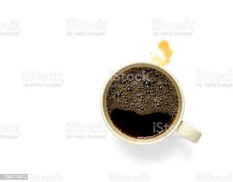 흰색 배경과 복사 공간에 발견 된 커피 물의 갈색 얼룩이있는 검은 에스프레소 커피와 밝은 거품의 세라믹 컵 촬영 이미지의 상단 시야각 컵에 대한 스톡 사진 및 기타 이미지