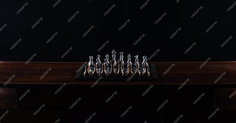 шахматная доска с шахматными фигурами черный студийный фон Премиум фото