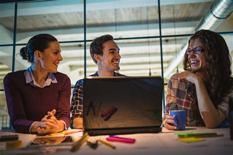 크리에이 티브 영 사무실 동료 디자이너 건축가 디자인 스튜디오에서 함께 회의 중에 이야기 건축가에 대한 스톡 사진 및 기타