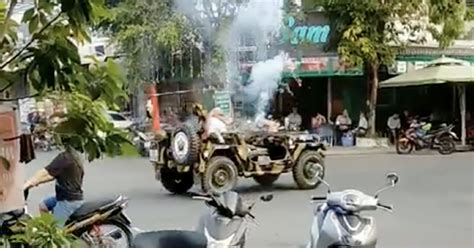 Bắt đối Tượng đi Xe Jeep đốt Pháo Sáng ‘múa Côn Nhị Khúc Giữa Phố