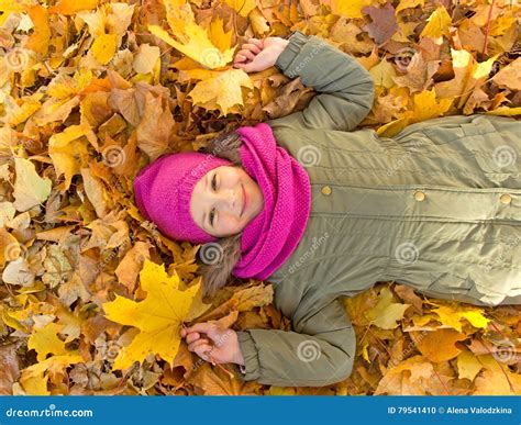 Menina No Parque Do Outono Foto De Stock Imagem De Outono