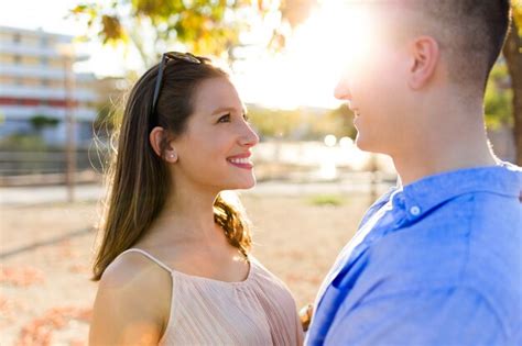 Schöne Junge Paare In Der Liebe Im Park Kostenlose Foto