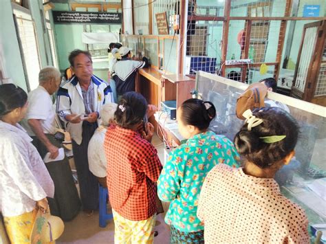 နတ်မောက်မြို့ မြန်မာ့စီးပွားရေးဘဏ်တွင် အငြိမ်းစားဝန်ထမ်းများအား ပင်စင်လစာငွေများ စတင်ထုတ်ပေး