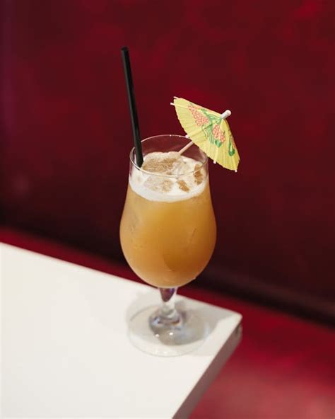 테이블 위의 우산과 함께하는 트로피컬 칵테일 · 무료 스톡 사진