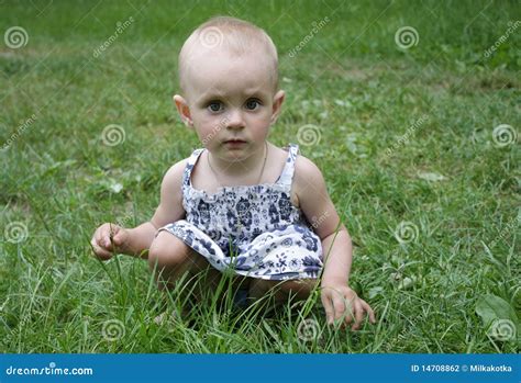 Une Petite Fille S Asseyant Dans L Herbe Photo Stock Image Du