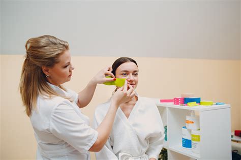 얼굴에 테이프 리프팅 트리트먼트를 적용 아름다운 여자 20 24세에 대한 스톡 사진 및 기타 이미지 20 24세 30 34세 가꿔주기 Istock