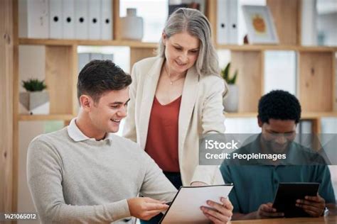 노인 사업가 지도자 임원 또는 멘토가 신입 사원을 코치하고 훈련시키는 데 도움을줍니다 현대 사무실의 전문 비즈니스 전문가 Ceo 및 상사로부터 도움과 코칭을받는 젊은 인턴