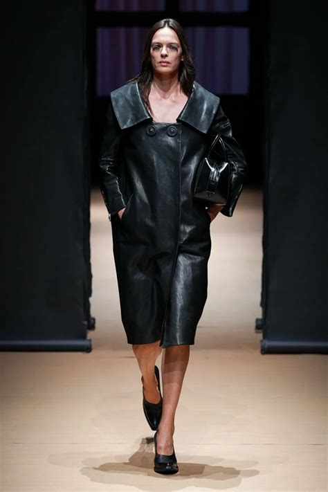 패션엔 리뷰 대담하고 현대적인 여성성 2023 Ss 프라다 컬렉션