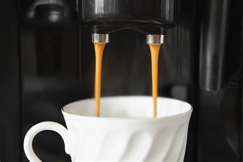 커피 머신에서 흰색 컵에 에스프레소가 쏟아집니다 신선한 블랙 아메리카노 준비 모닝 커피 준비 개념 전문 커피 브루잉 전기 자동 주방 커피 메이커 0명에 대한 스톡 사진 및