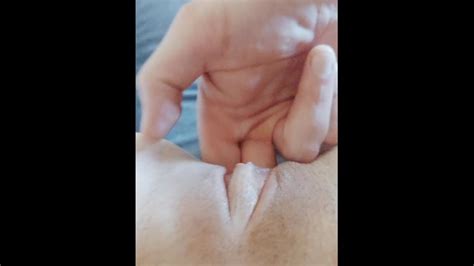 Salope Se Prend 2 Doigts Dans La Chatte