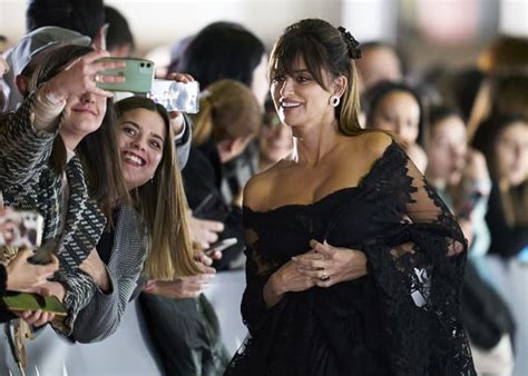 Ok პენელოპა კრუზი Goya ს დაჯილდოებაზე “დოლჩე And გაბანას” კაბით გამოჩნდა Ok Magazine