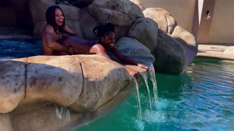 BeauTiFuL CoCoa GodDesS FucKeD InSidE A GRoTTo