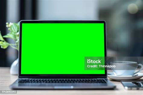 커피 숍 배경의 테이블에 커피 컵과 스마트 폰과 빈 화면과 노트북 컴퓨터의 모형 녹색 화면 노트북에 대한 스톡 사진 및 기타 이미지 Istock