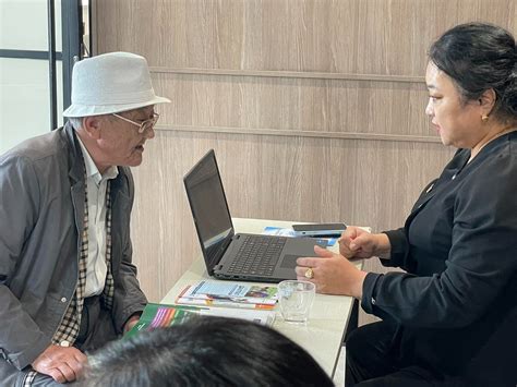 Иргэдэд мэдээлэл зөвлөгөө өгч байна