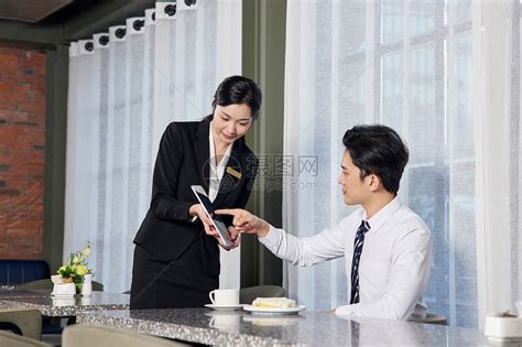 酒店餐饮区的服务人员给顾客点餐高清图片下载 正版图片506956790 摄图网