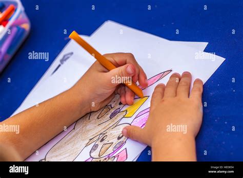 Enfant De Sexe F Minin Le Dessin Avec Des Crayons De Couleur Sur Un