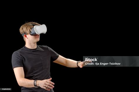 가상 현실 Vr 안경을 착용 한 청년 검은 배경에 고립 된 고글 메타버스 내부 360도 촬영에 대한 스톡 사진 및 기타 이미지