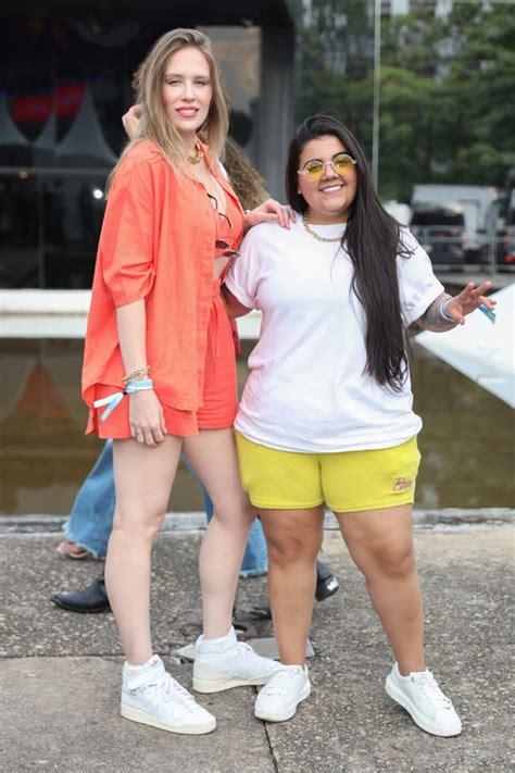 Foto A Sertaneja Yasmin Santos Namora A Jornalista Catherine Purepeople