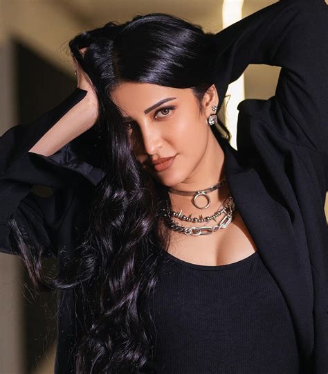 Shruti Haasan Stuns In Black