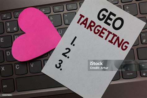 필기 텍스트 지리적 타겟팅입니다 디지털 광고 조회 Ip 주소 애드 워 즈 캠페인 위치 종이 로맨틱 사랑 스러운 메시지 심장 키보드 종류 컴퓨터 좋은 감정을 의미 하는 개념