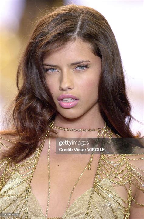 Adriana Lima Walks The Runway During The Victoriau2019s Secret Foto