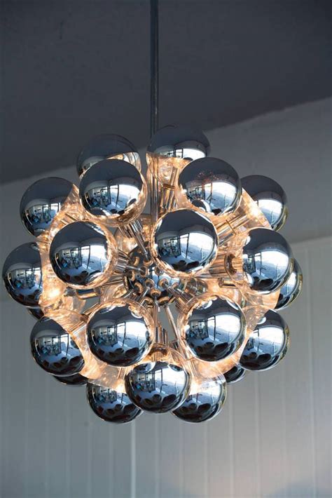 Люстра у вигляді кулі з ниток або ротанга