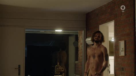 WALKING NAKED THROGH HOUSE ThisVid En Anglais