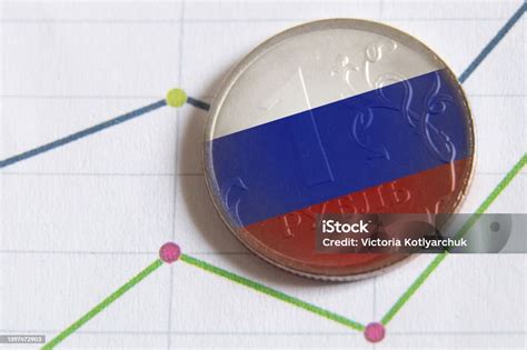 러시아 루블과 러시아의 국기는 막대 그래프에 놓여 있습니다 러시아에 대한 금융 제재 러시아 경제와 루블 러시아의 위기 러시아 문화에 대한 스톡 사진 및 기타 이미지 Istock