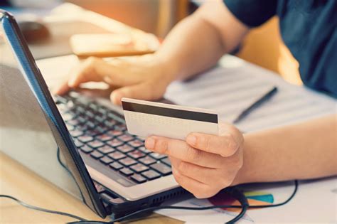 손 남자 입력 노트북 키보드와 지주 신용 카드 온라인 쇼핑을 닫습니다 고객에 대한 스톡 사진 및 기타 이미지 고객 구매 금융 Istock